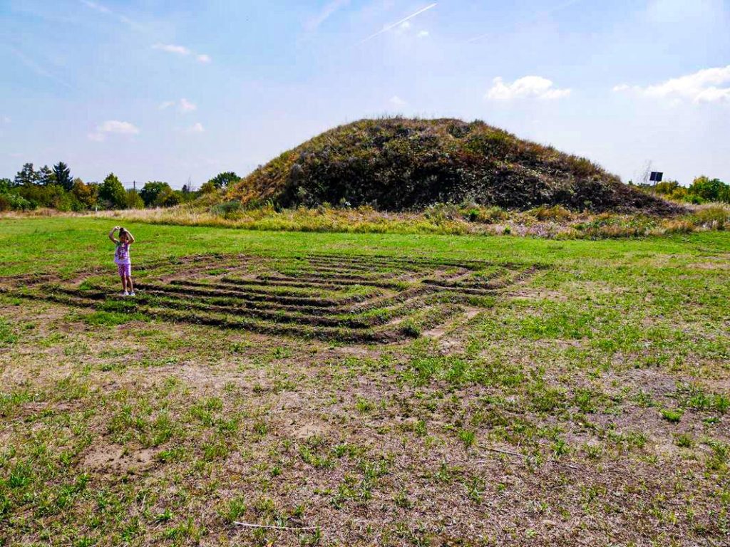 Pirámides de Tierra en la Cuenca de los Cárpatos – Visitamos Chajalombata
