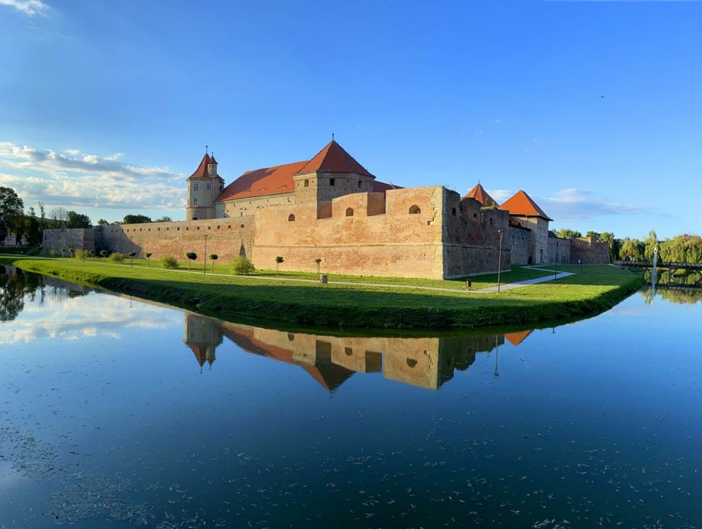 A történelmi Magyarország legvagányabb vizesárkos vára - Fogaras ...