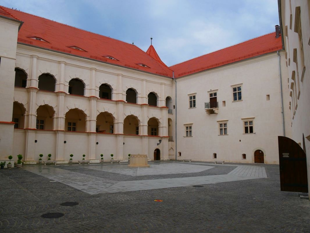 A történelmi Magyarország legvagányabb vizesárkos vára - Fogaras ...