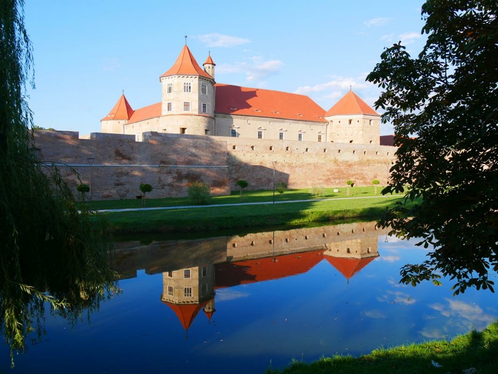 A történelmi Magyarország legvagányabb vizesárkos vára - Fogaras ...