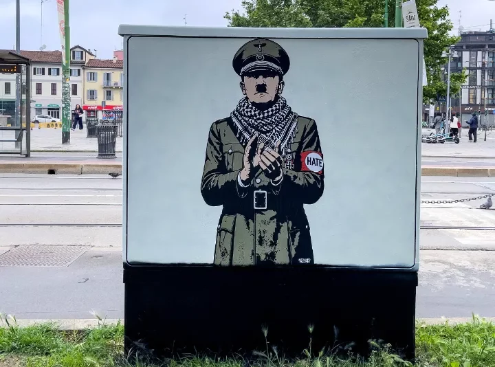 Palesztin keffijében tapsoló Hitler Milánó utcáin - képek